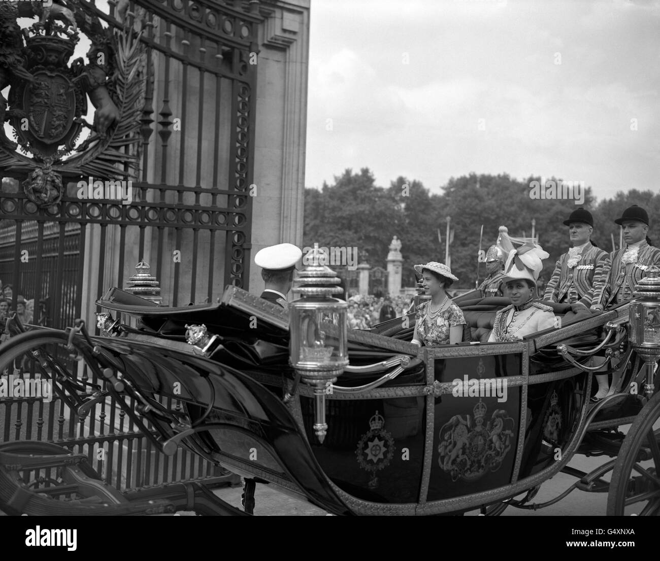 King feisal of iraq with queen elizabeth ii hi-res stock photography ...