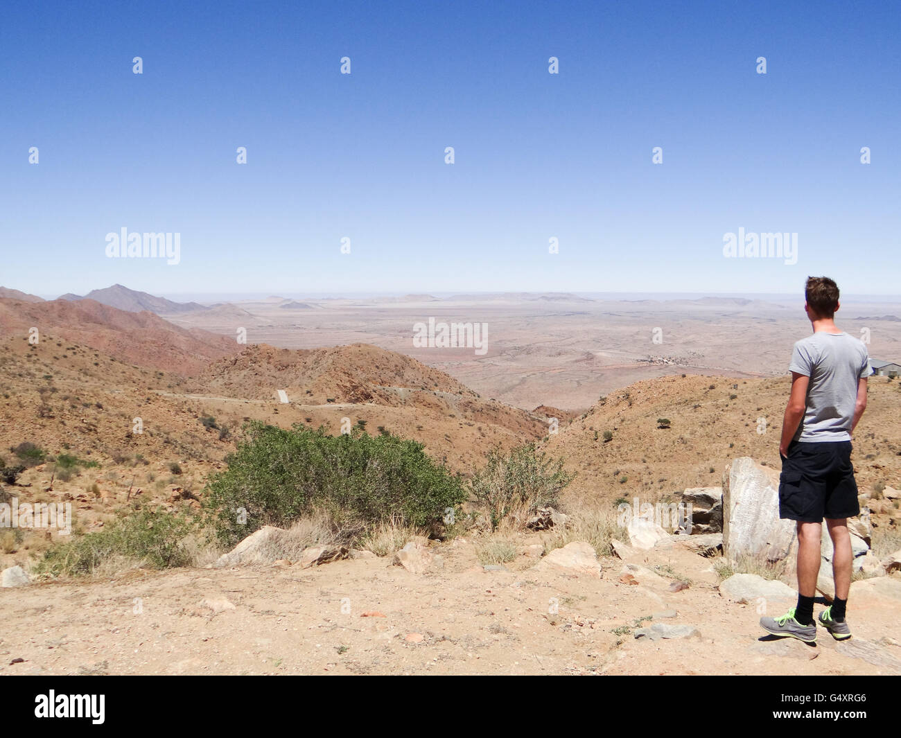 Namibia, Khomas, Spreetshoogte Pass, Namib Desert, Man enjoys the view ...