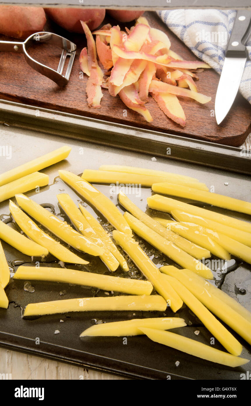 freshly cut french fries with oil and salt on a roasting tin Stock ...