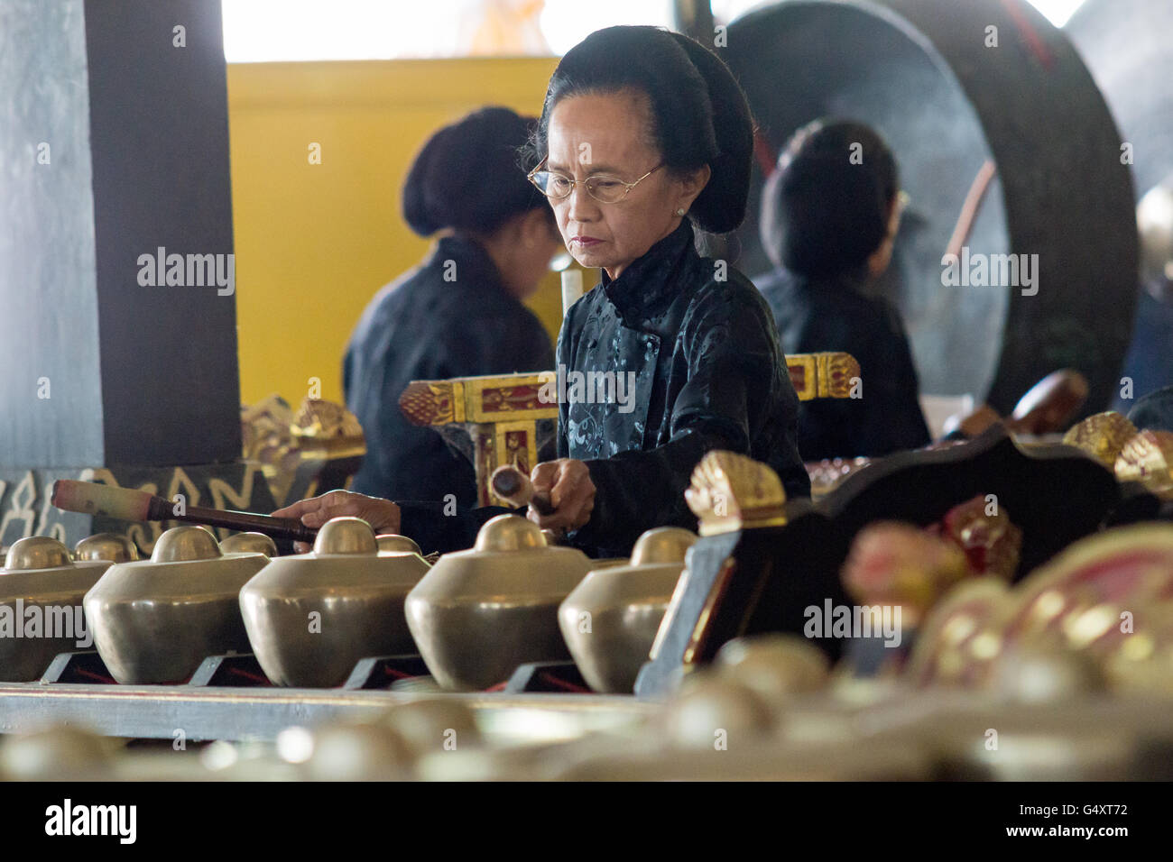 East java women back hi-res stock photography and images - Alamy