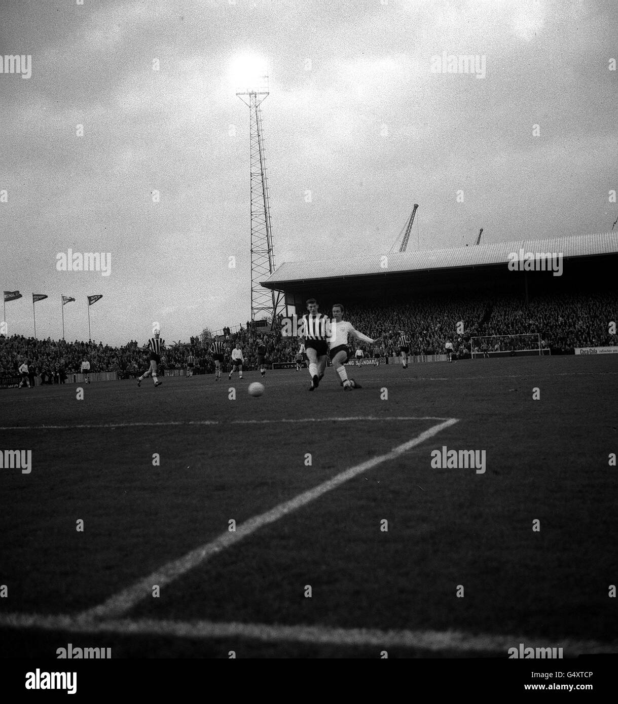 PA Photo 30/10/1965 Fulham centre forward Johnny Dempsey (right ...