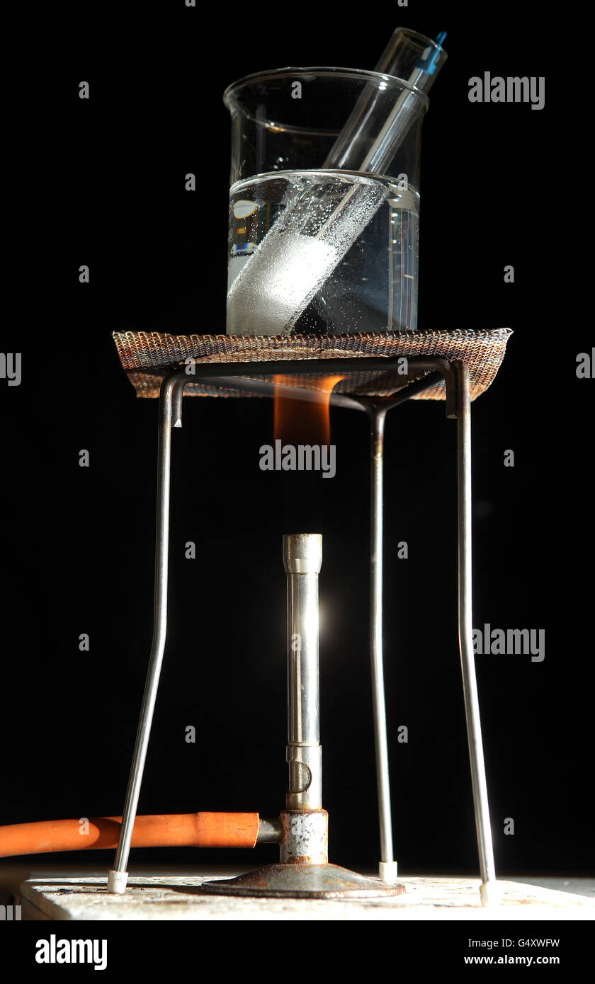 Bunsen burner beaker hi-res stock photography and images - Alamy