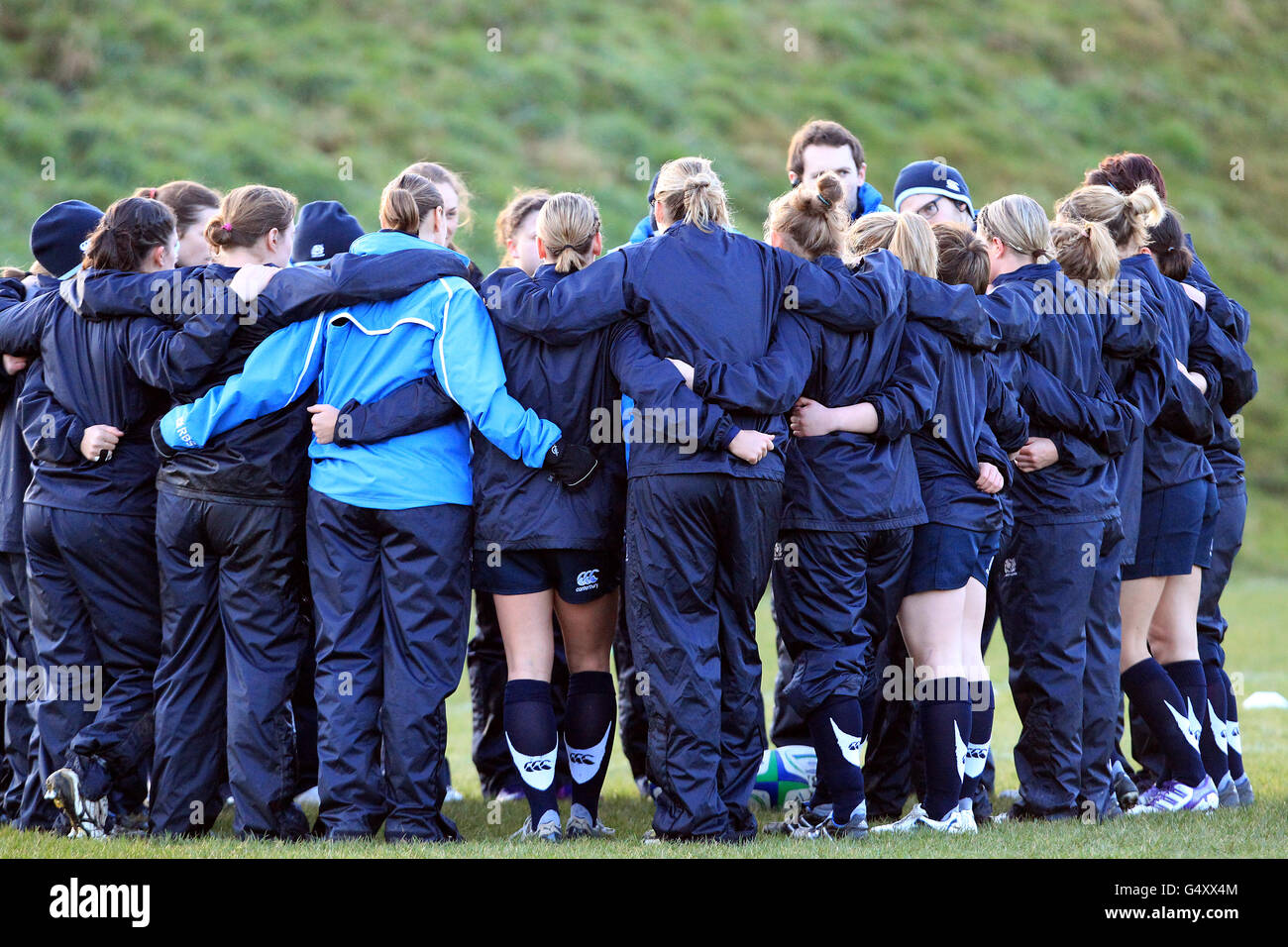 England rugby team huddle hi-res stock photography and images - Alamy