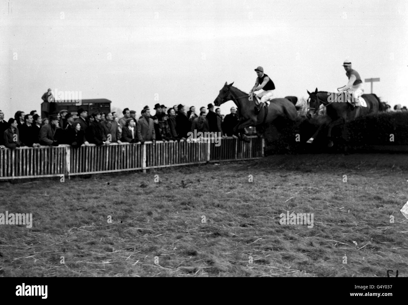 King george vi steeplechase hi-res stock photography and images - Alamy