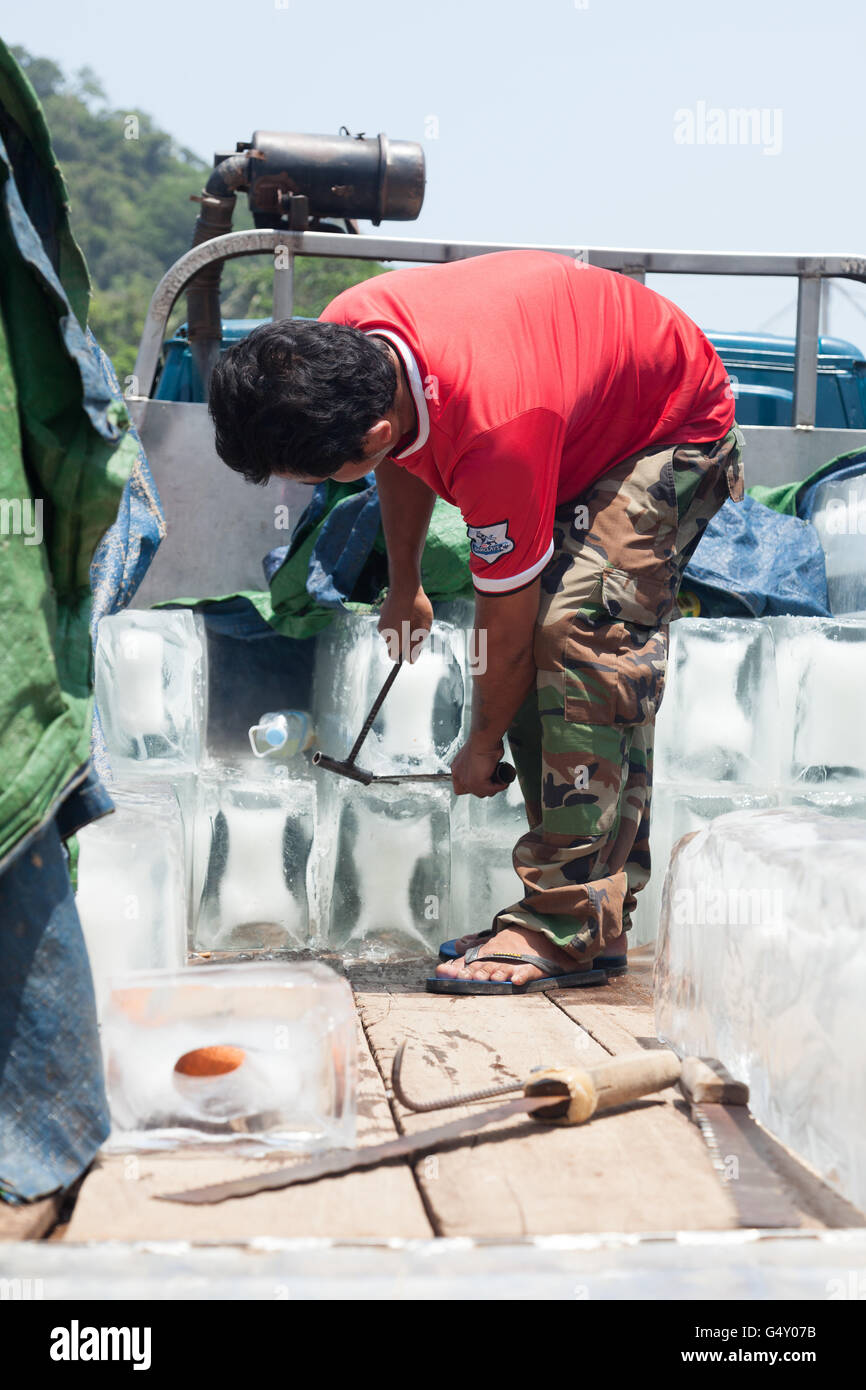 Ice delivery man hi-res stock photography and images - Alamy