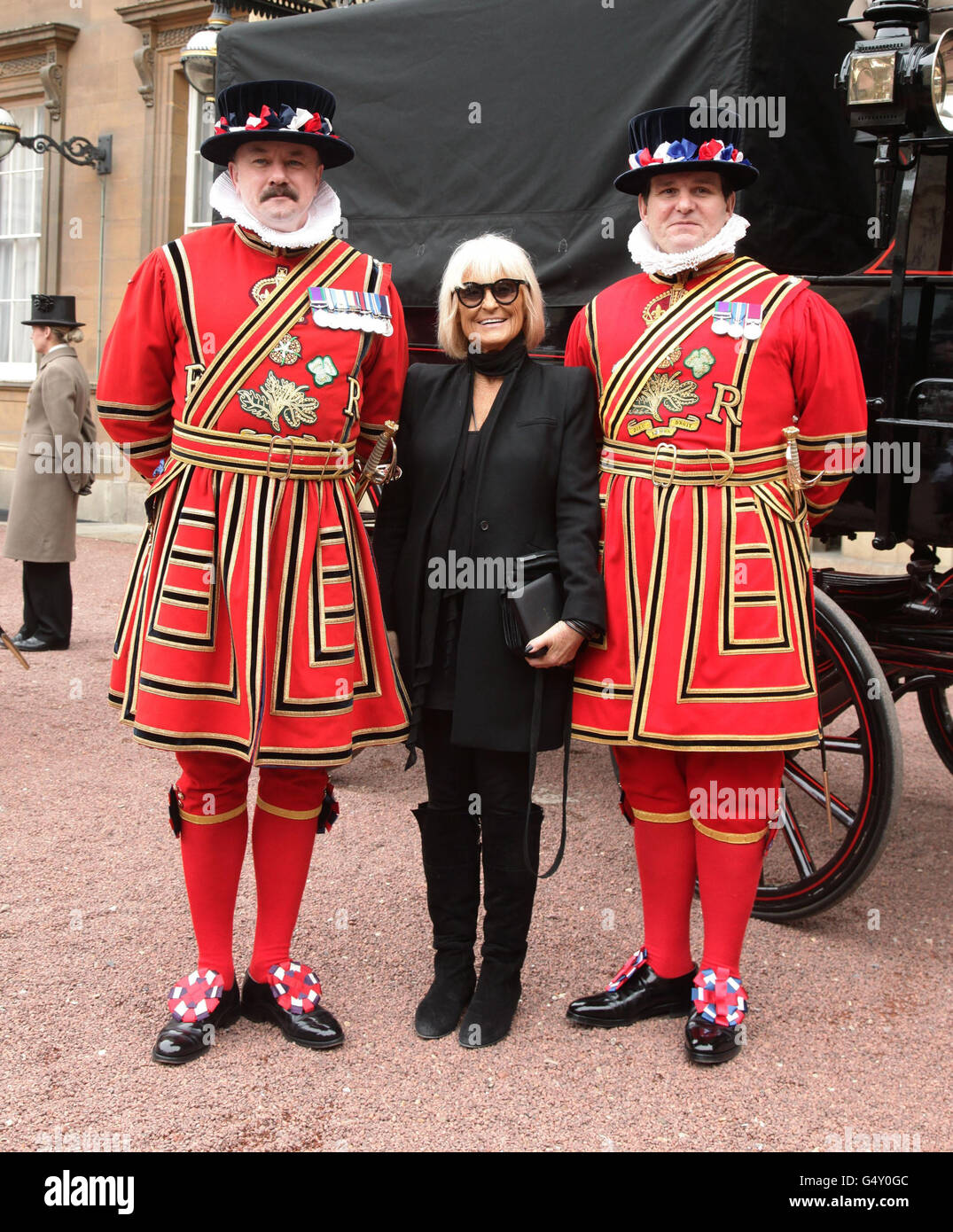 Poses yeoman guard outside buckingham palace in central london hi-res stock photography and ...