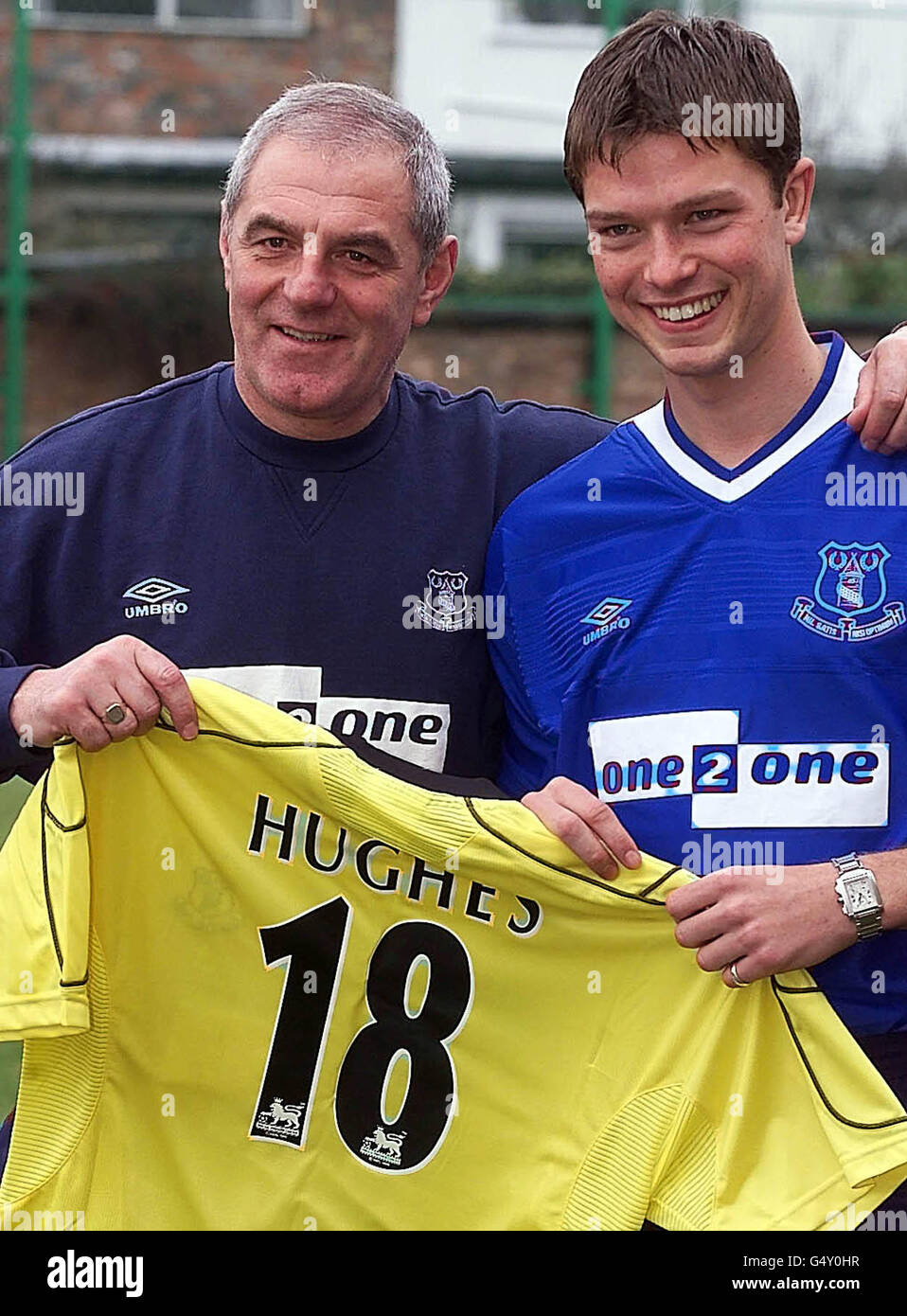 Everton manager Walter Smith (l) with new signing Stephen Hughes at ...