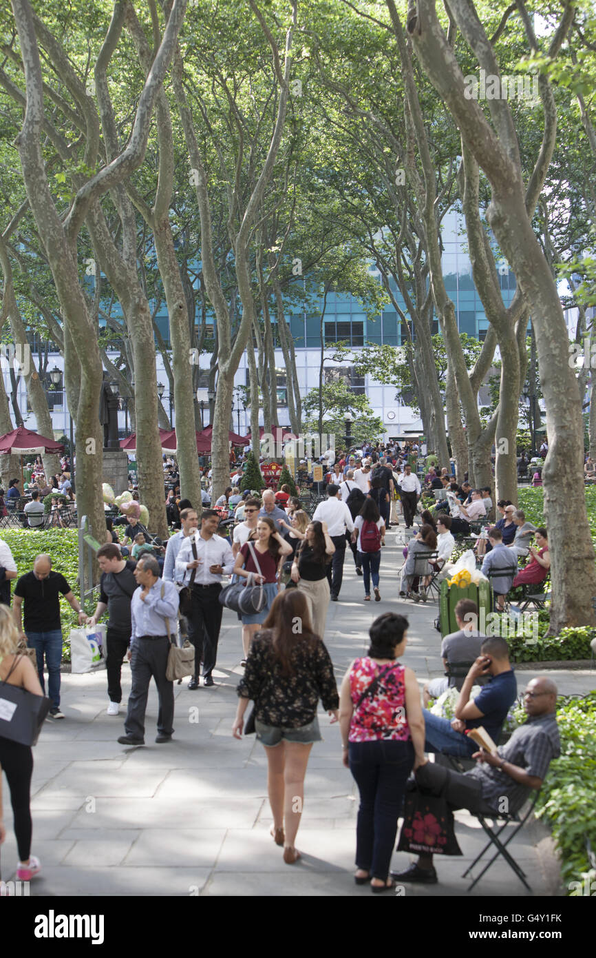 People enjoy a spring day in Bryant Park, midtown Manhattan Stock Photo ...