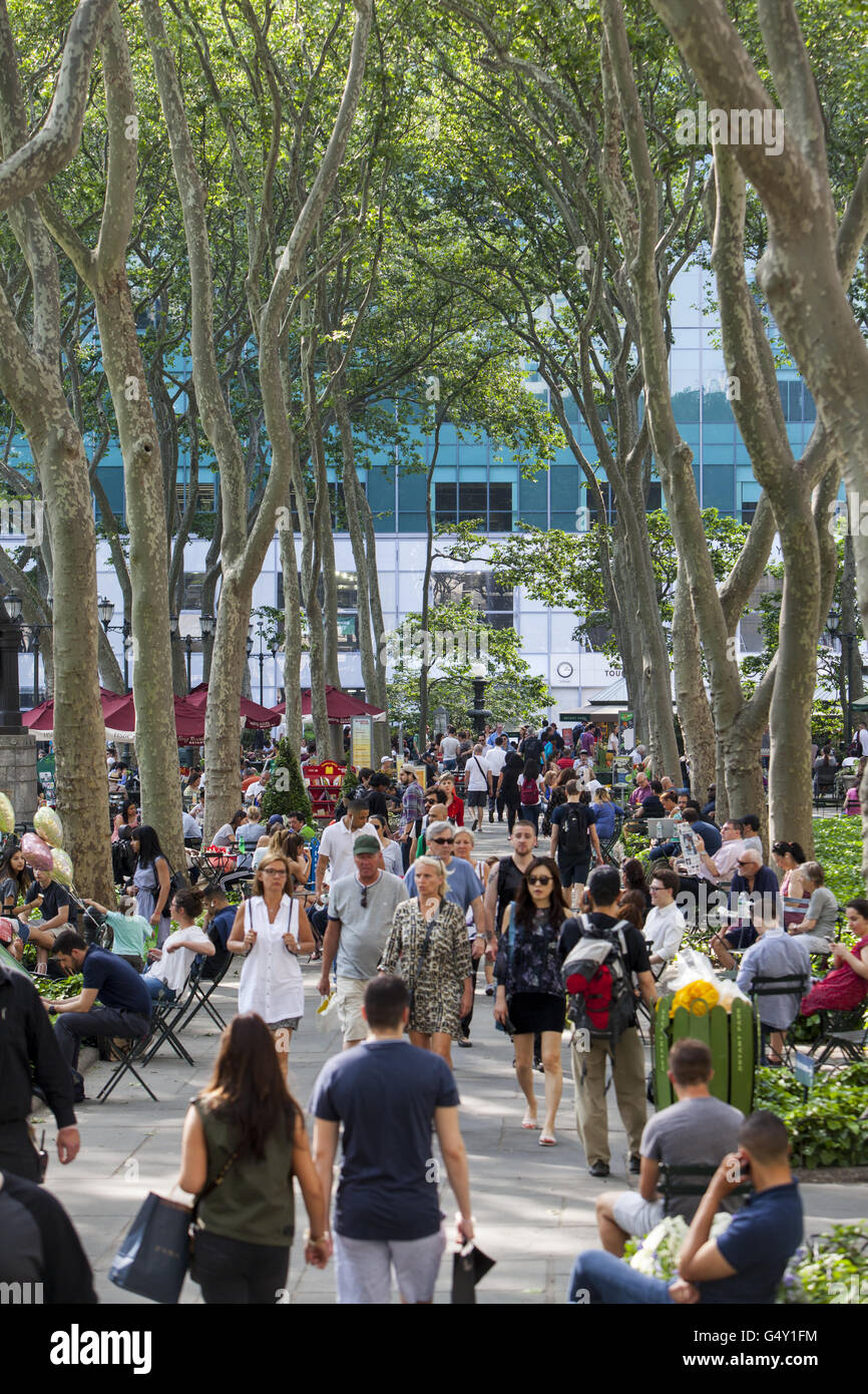 People enjoy a spring day in Bryant Park, midtown Manhattan Stock Photo ...