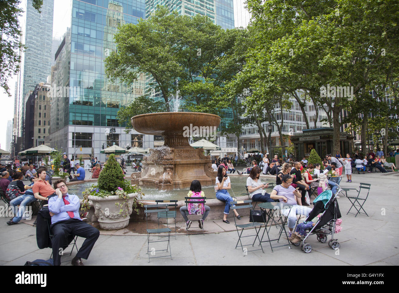 People sitting by fountain in new york hi-res stock photography and ...