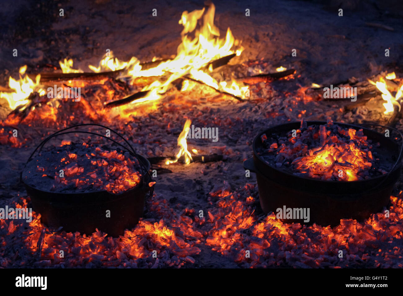 Campfire outback australia hi-res stock photography and images - Alamy