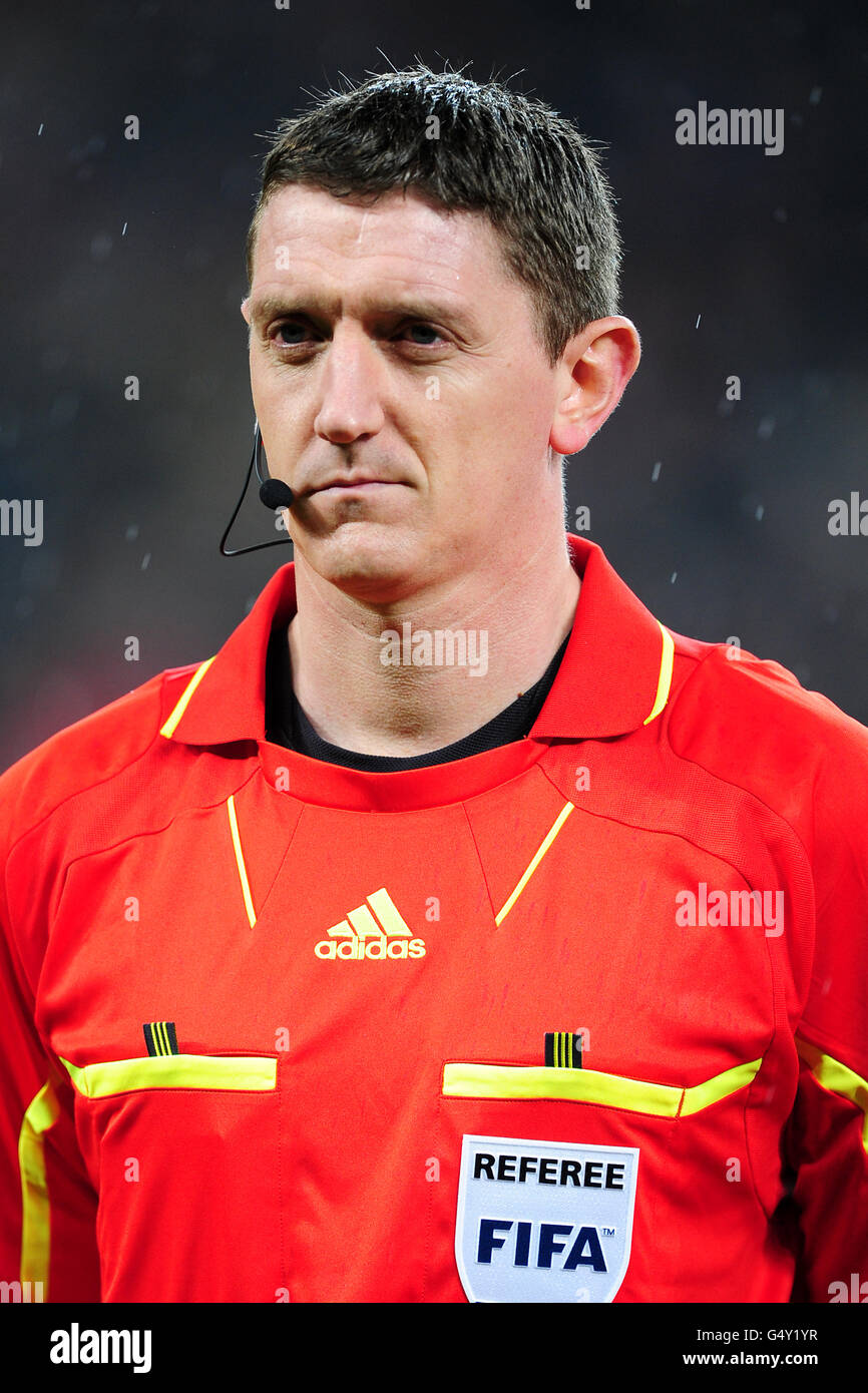 Bay arena referee craig thomson hi-res stock photography and images - Alamy