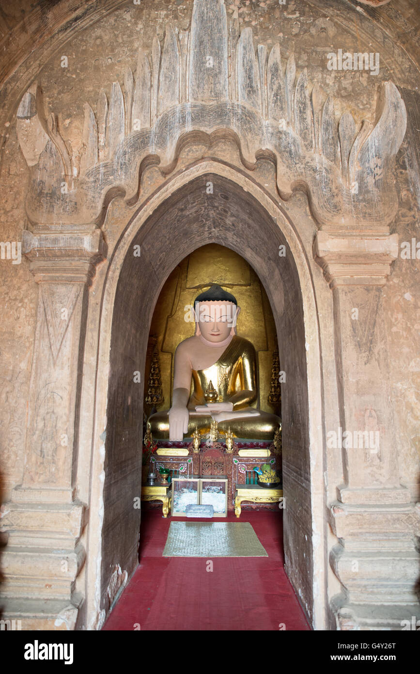 Buddha sitting statue seen from an arch, Iza Gawna Pagoda, Old Bagan ...