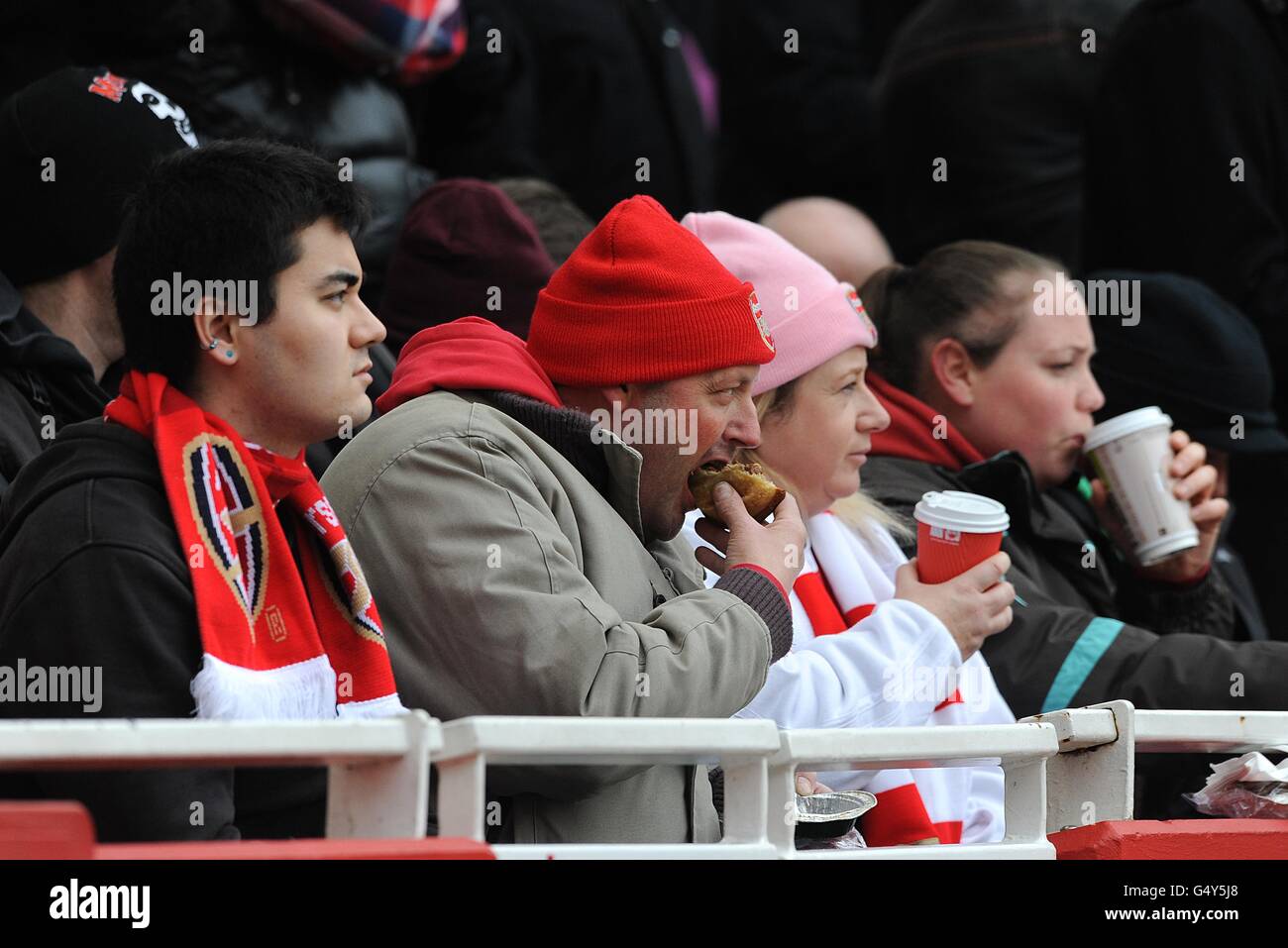 Football fans eating in stadium hi-res stock photography and images - Alamy