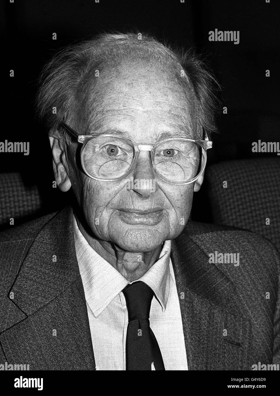 Artist and broadcaster sir peter scott hi-res stock photography and ...