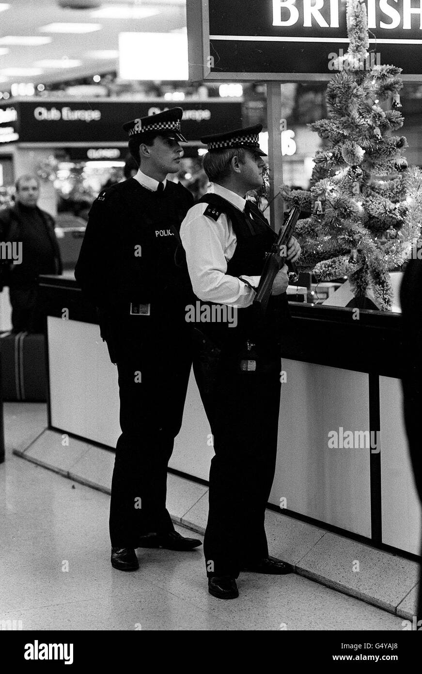 Airport security heathrow Black and White Stock Photos & Images - Alamy