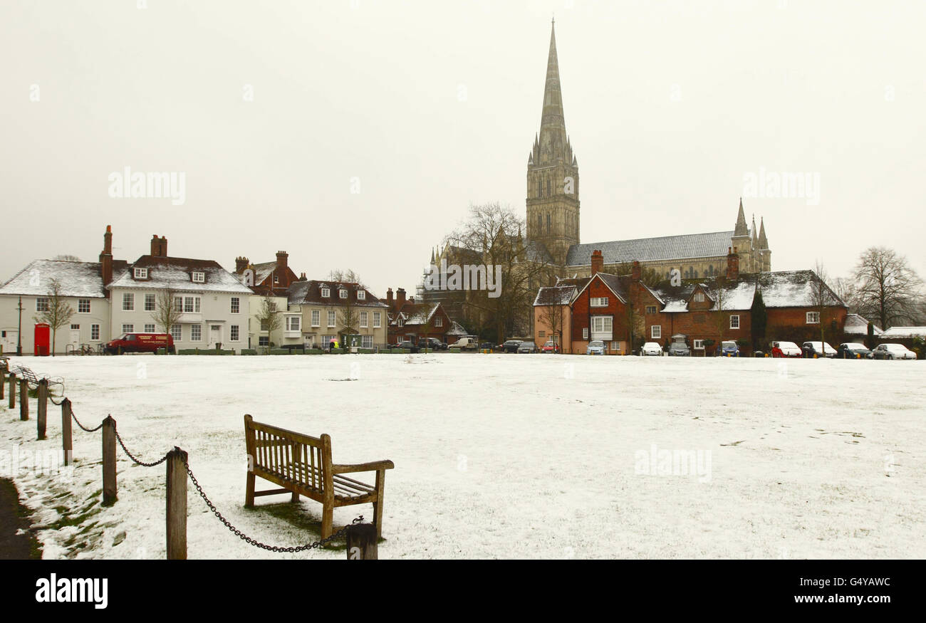 Salisbury cathedral snow hi-res stock photography and images - Alamy