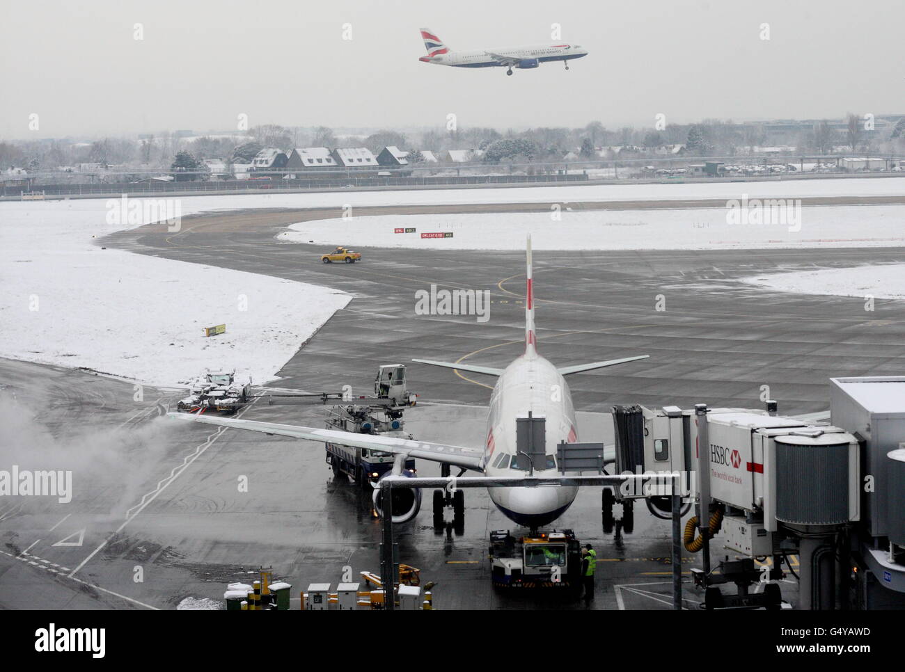 News weather snow heathrow hi-res stock photography and images - Alamy