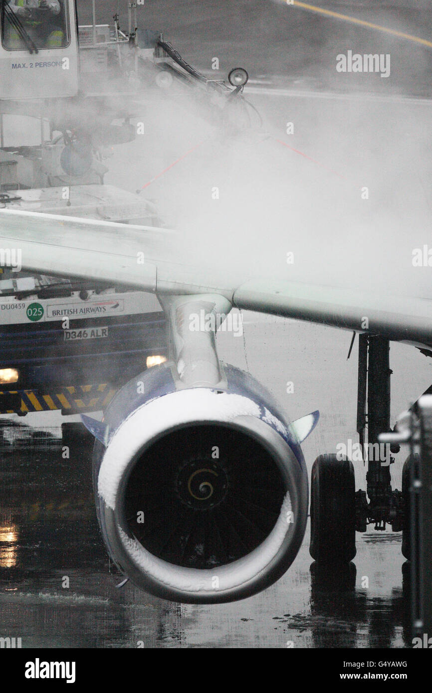 News weather snow heathrow hi-res stock photography and images - Alamy