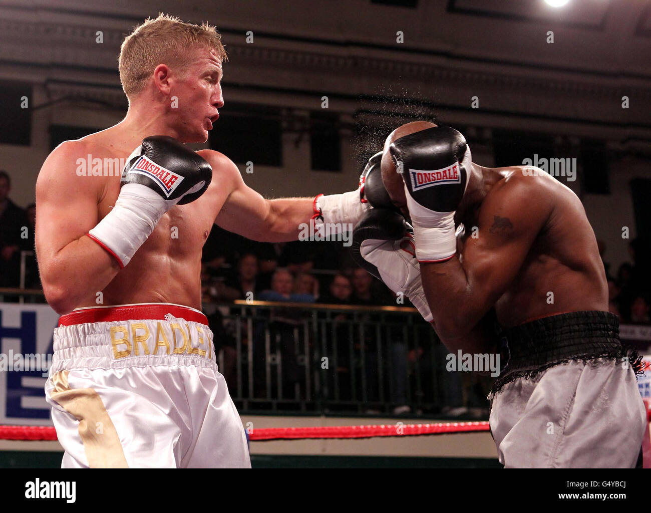 Boxing - Kevin Mitchell v Felix Lora - York Hall Stock Photo - Alamy