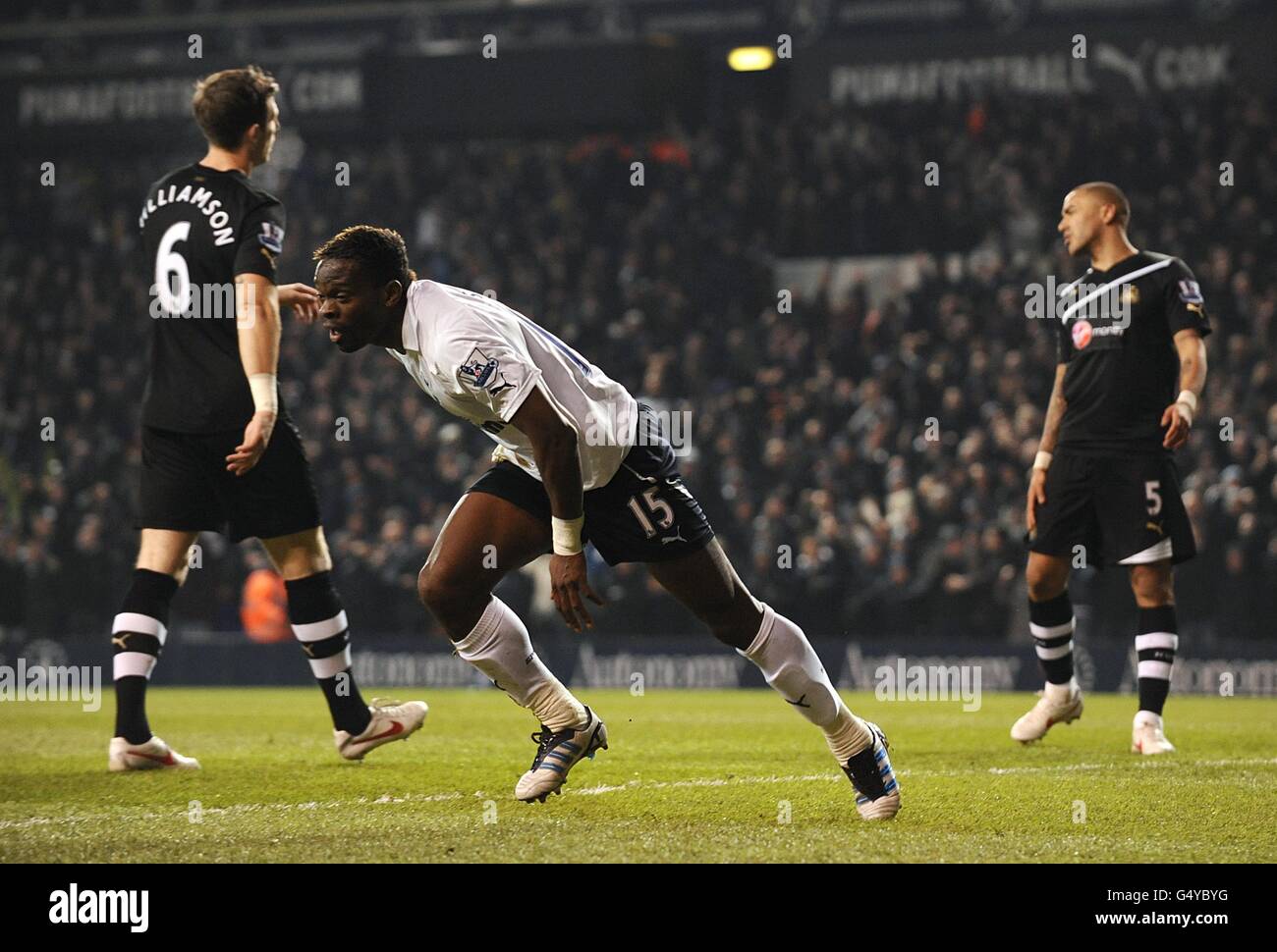 Tottenham Hotspur's Louis Saha (centre) celebrates scoring their second ...