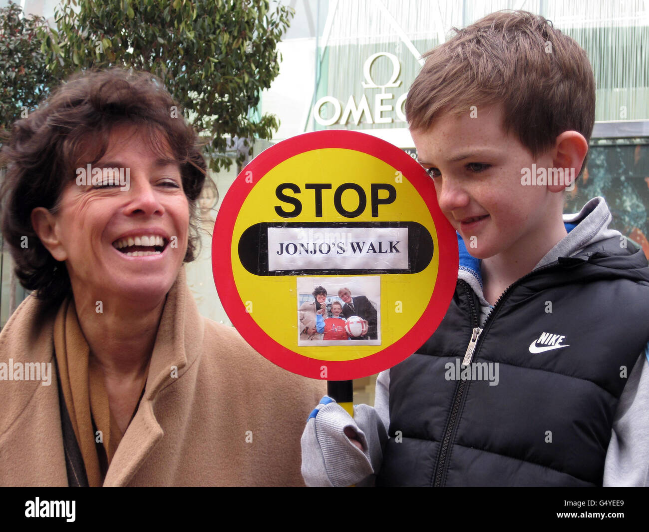Bobby moores widow poses with jonjo heuerman hi-res stock photography ...