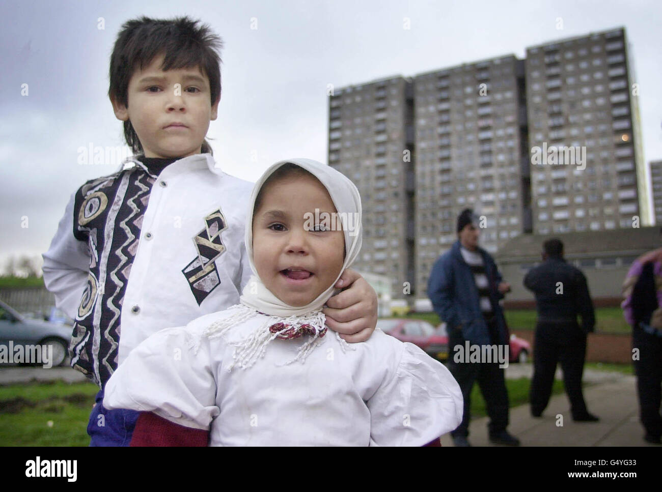 Romanian refugees Radomarchil and Radmyele (L-R) arrive at the ...