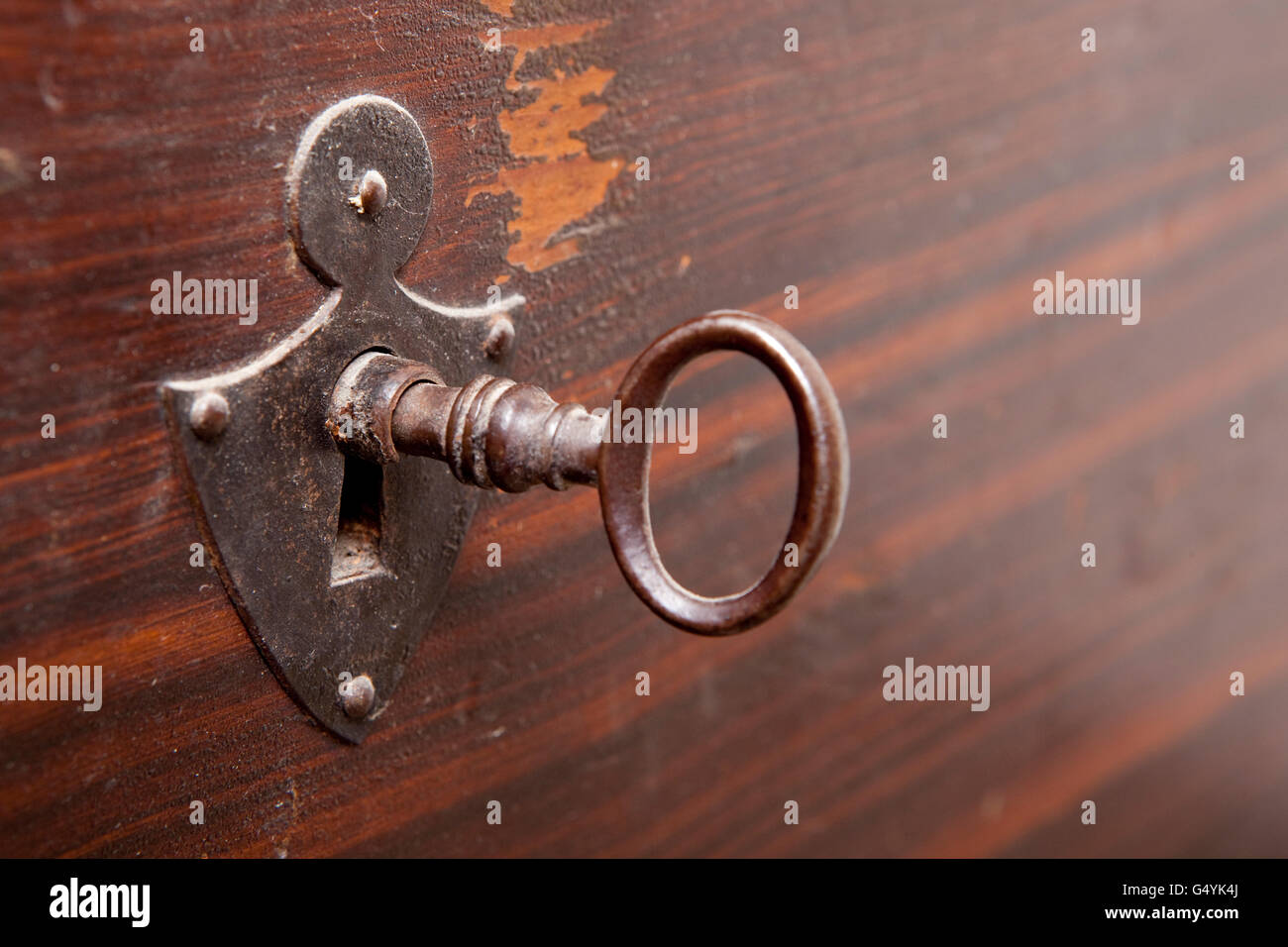 rusty key with old rusty lock on rustic wooden chest, copy-space Stock ...