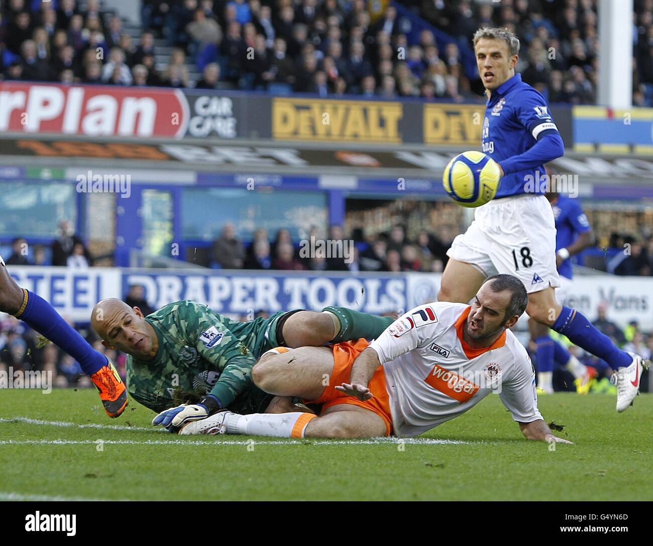 Blackpools gary taylor fletcher clashes everton goalkeeper tim howard ...
