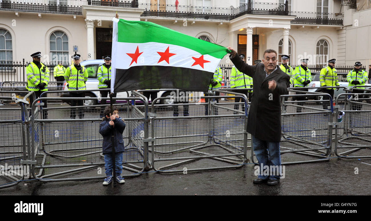 Protesters outside the syrian embassy in central london hi-res stock ...