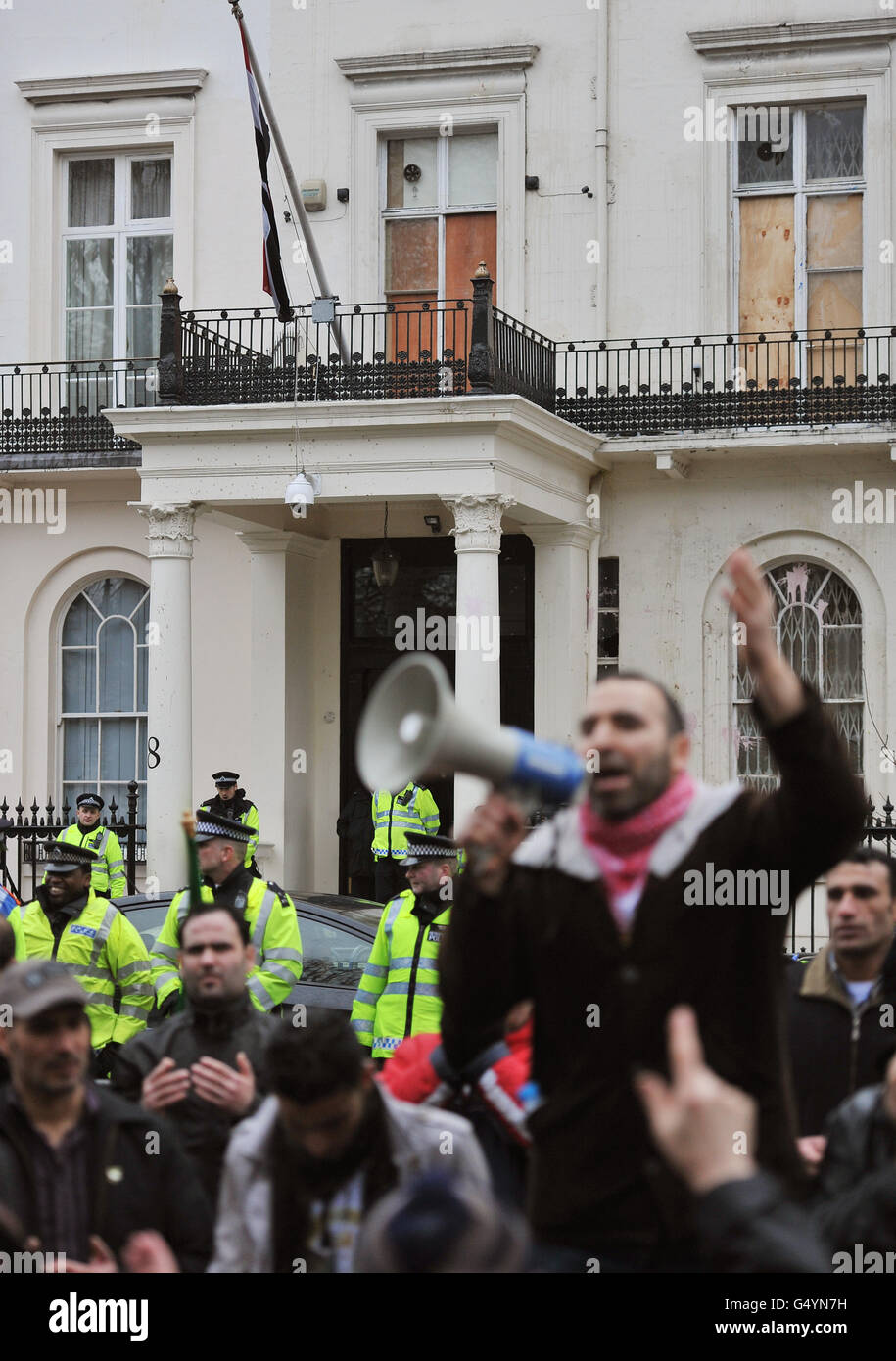 Protesters outside the syrian embassy in central london hi-res stock ...