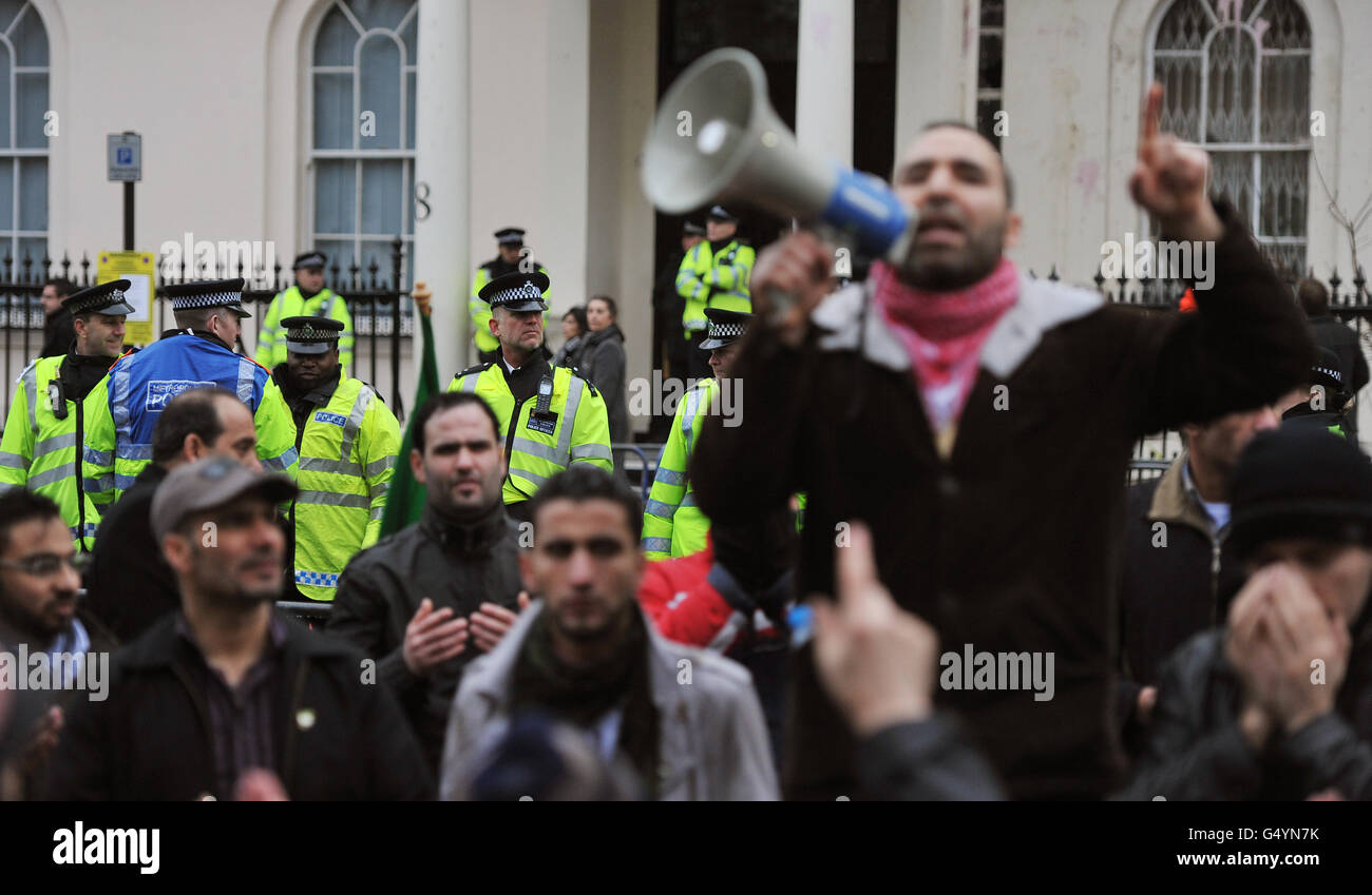 Protesters outside the syrian embassy in central london hi-res stock ...
