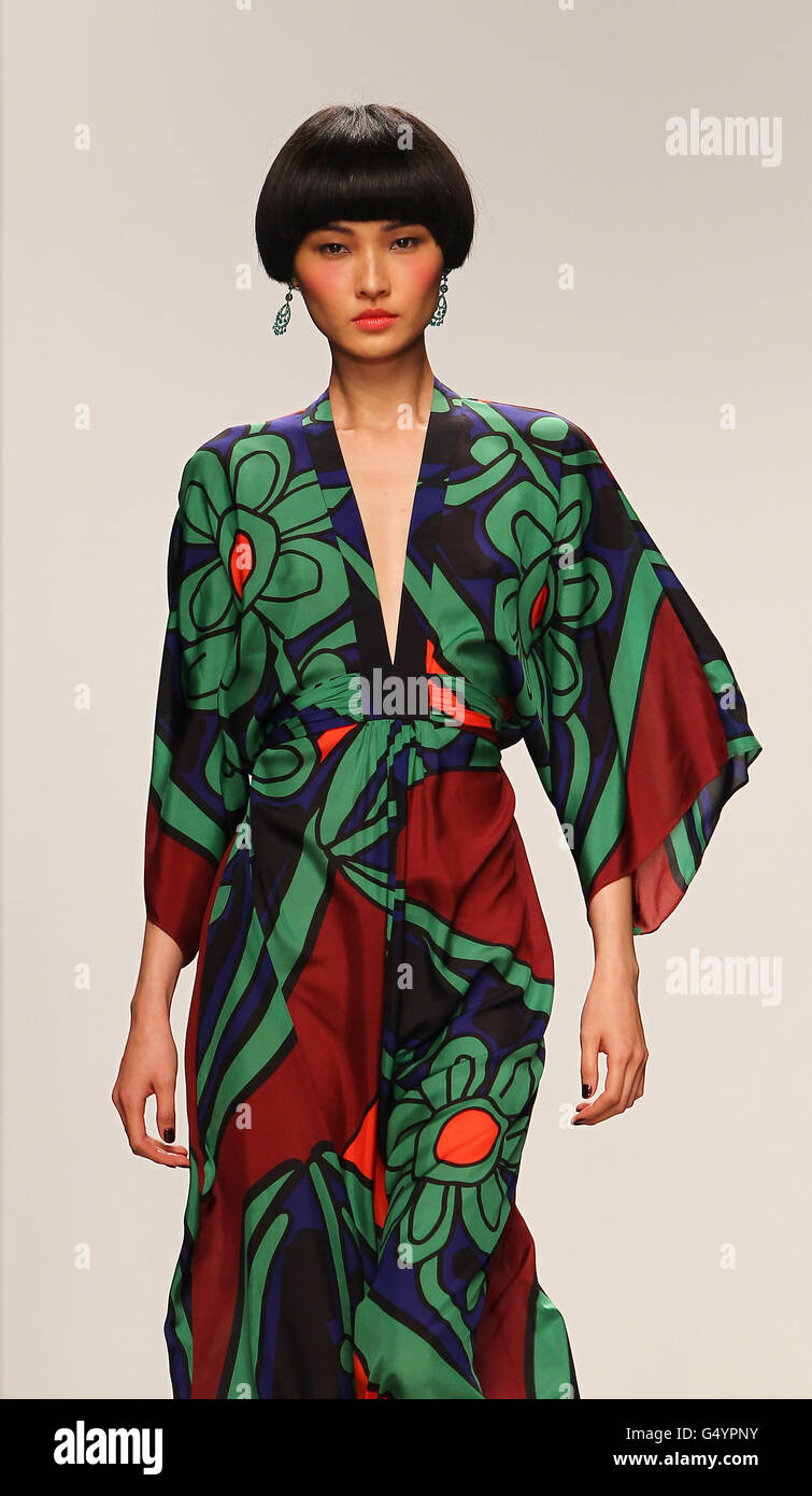 Issa catwalk london fashion week hi-res stock photography and images ...