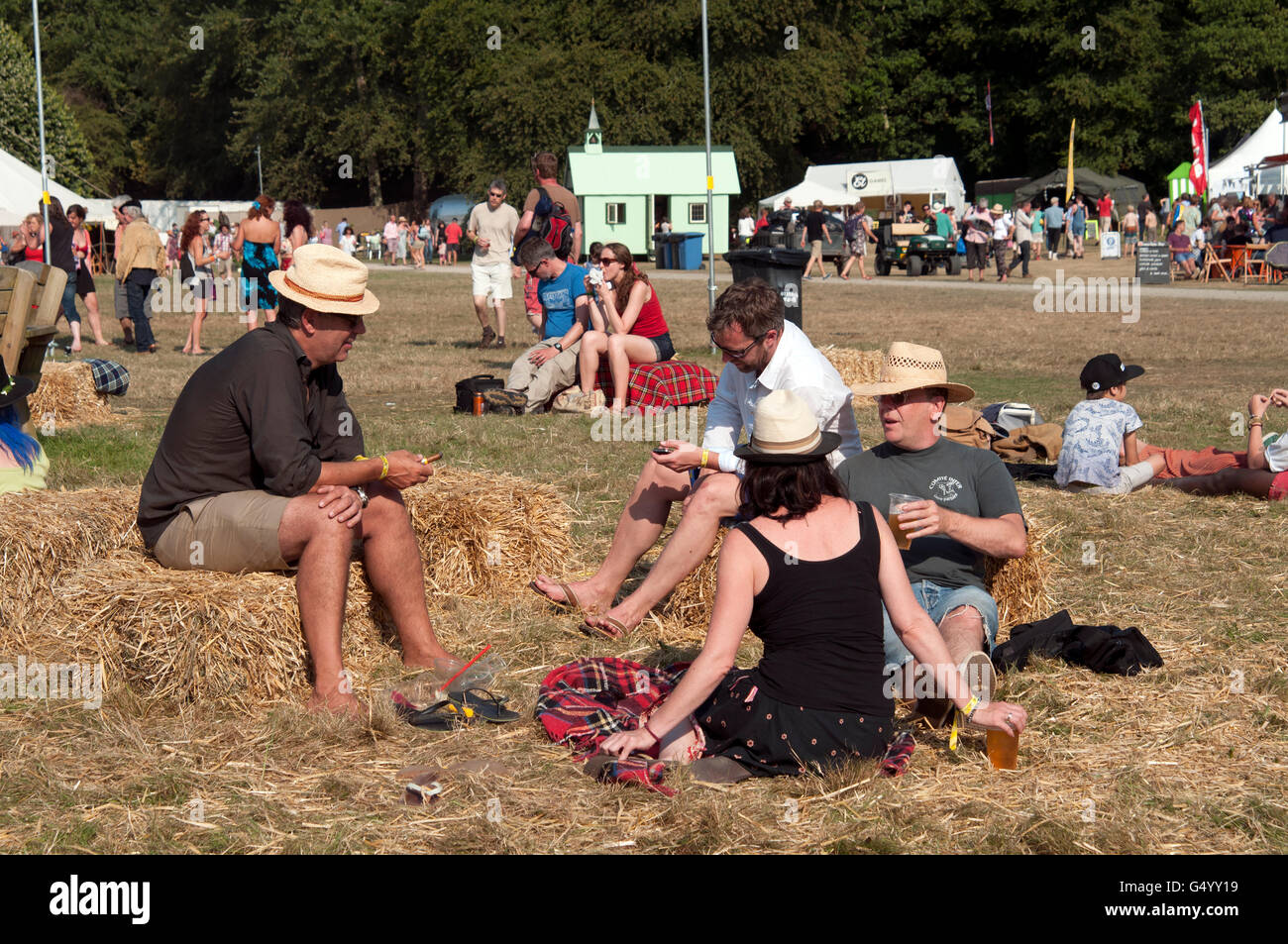 Circus acts at festivals hi-res stock photography and images - Alamy