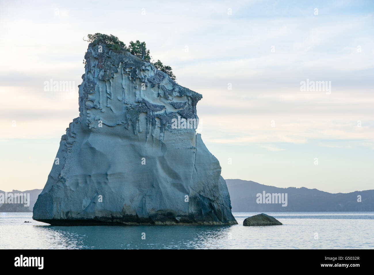 New Zealand, Waikato, Coromandel Peninsula, limestone cliffs in the bay ...