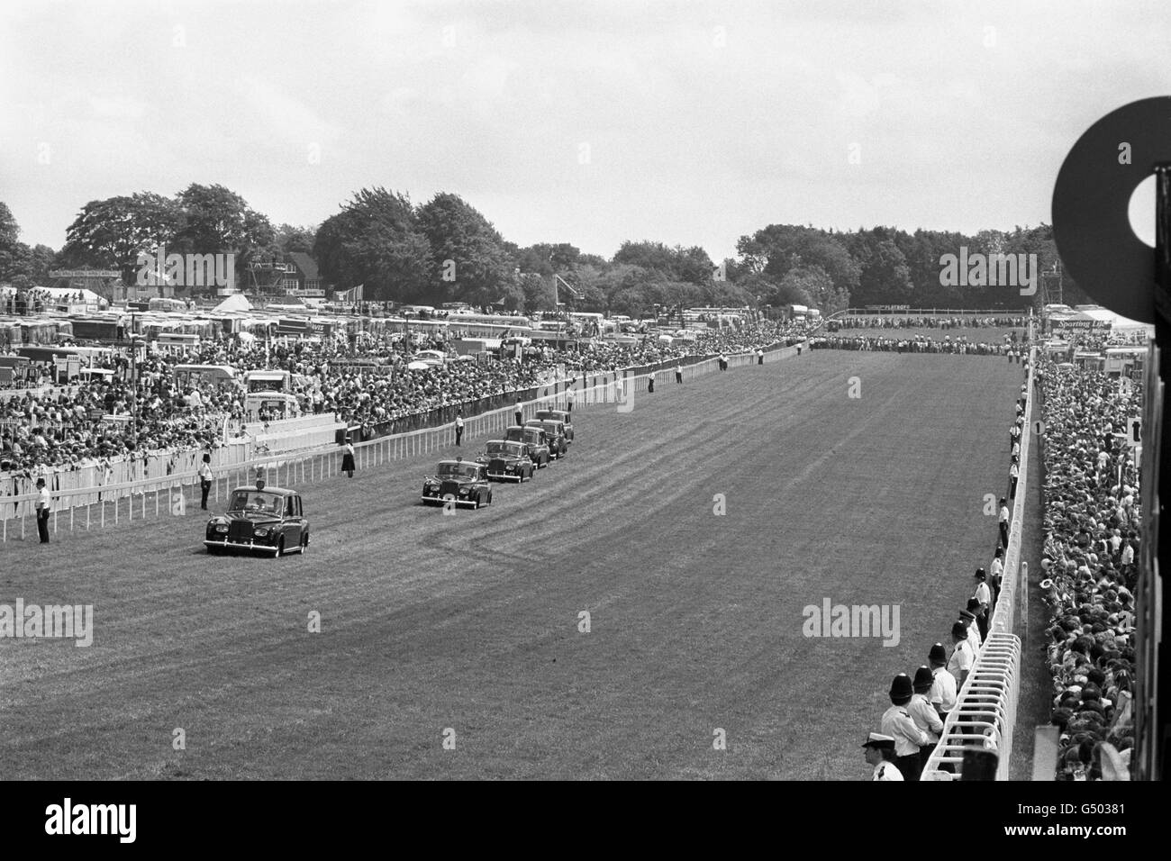 The Royal motorcade, carrying the Queen and the Queen Mother, makes it ...