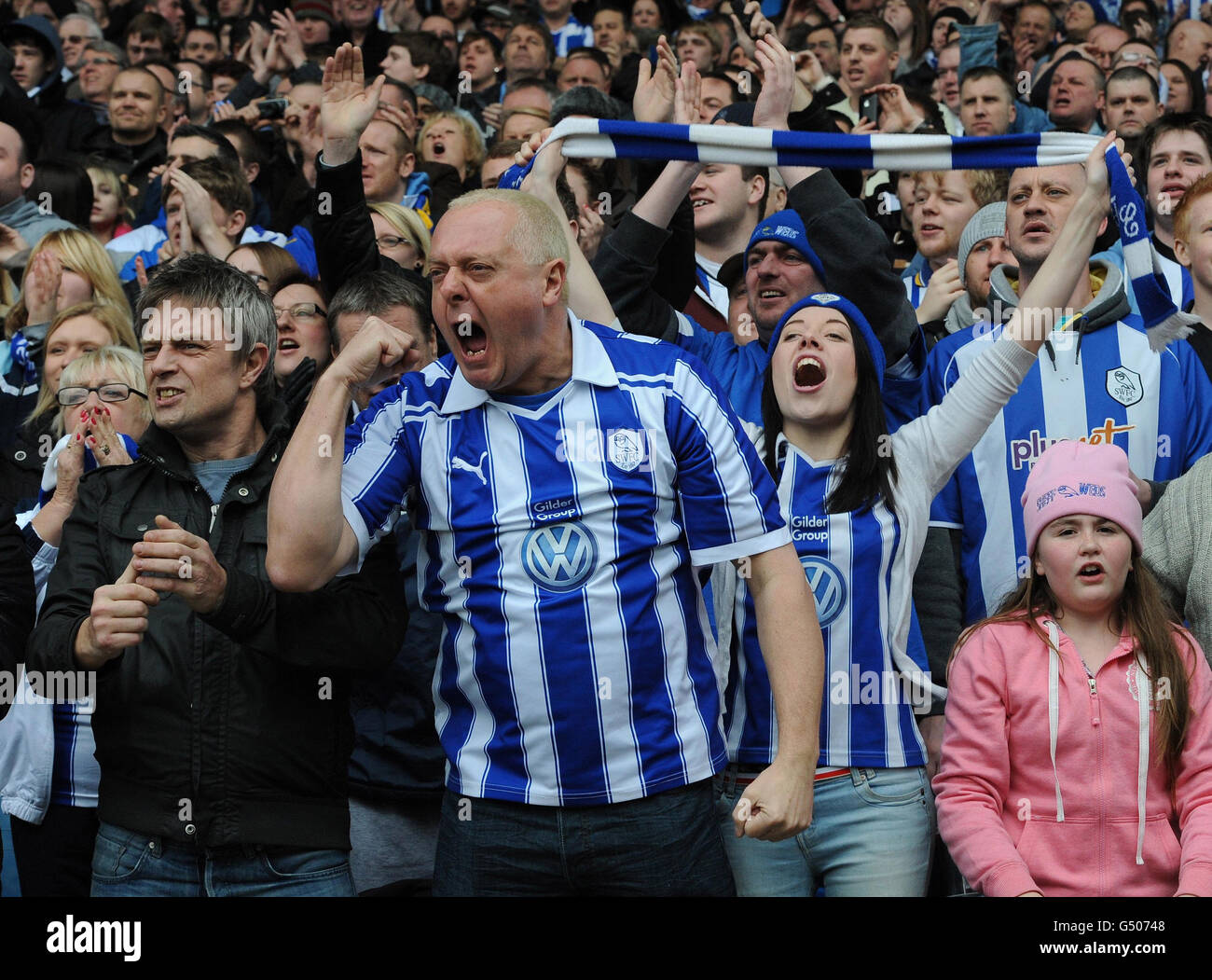 Sheffield united fans cheer on their team hi-res stock photography and ...