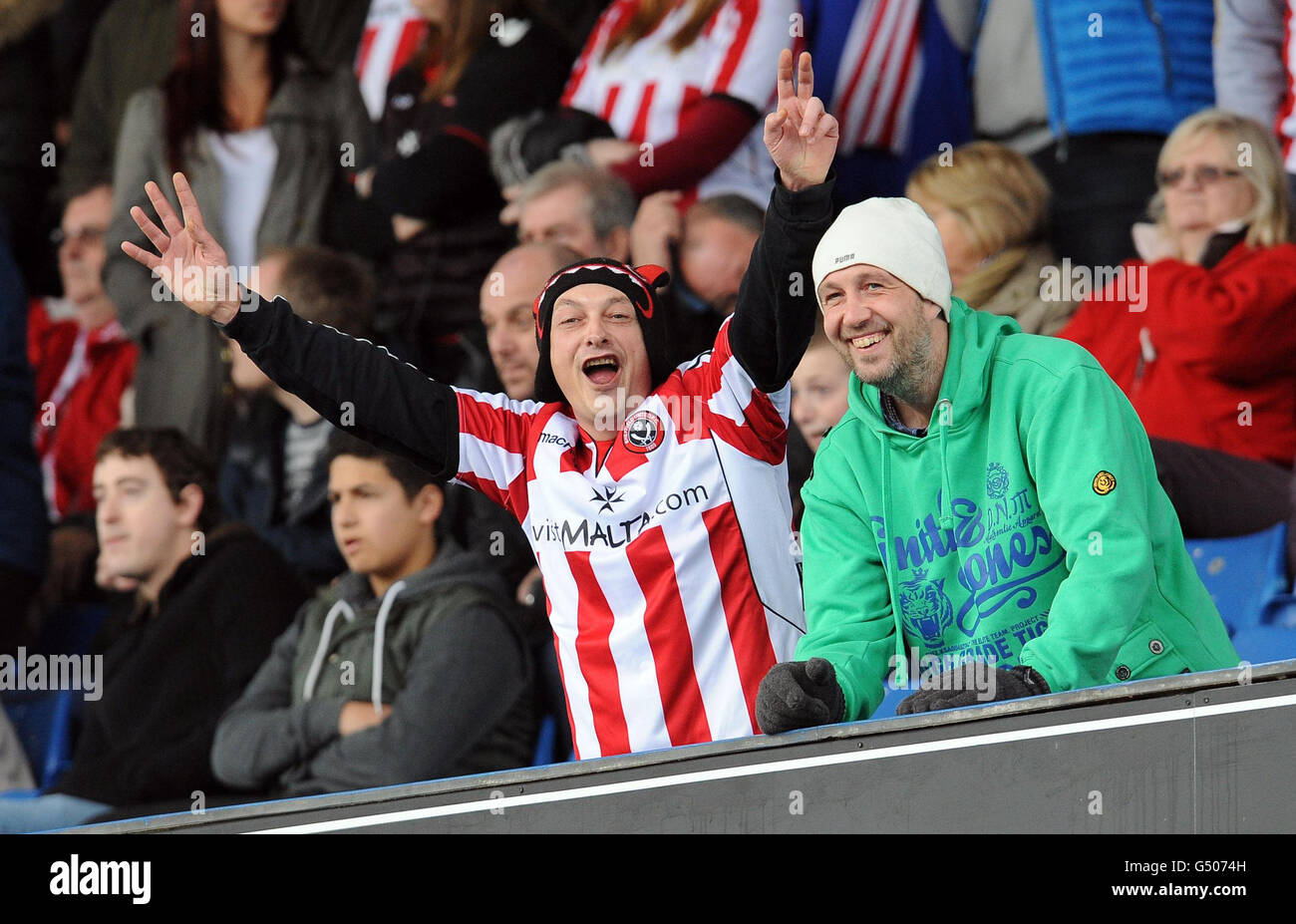 Sheffield united fans cheer on their team hi-res stock photography and ...