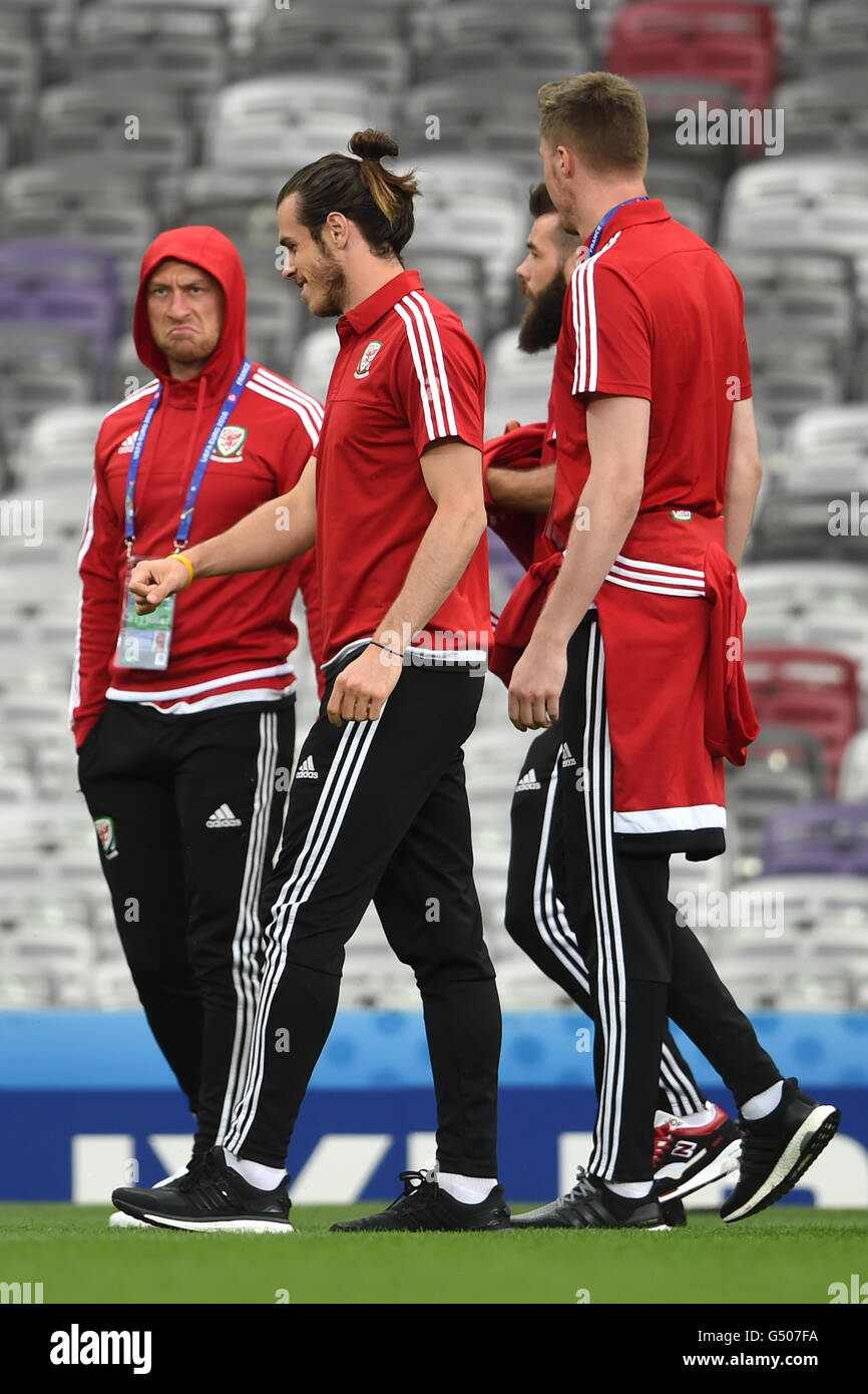(From left to right) Wales' David Cotterill, Gareth Bale, Joe Ledley ...