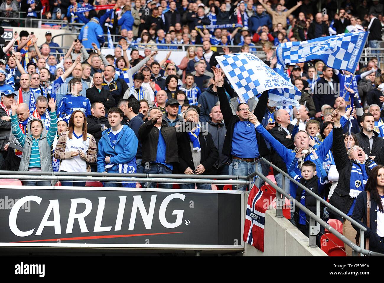 Soccer fans in stadium cheering hi-res stock photography and images - Alamy