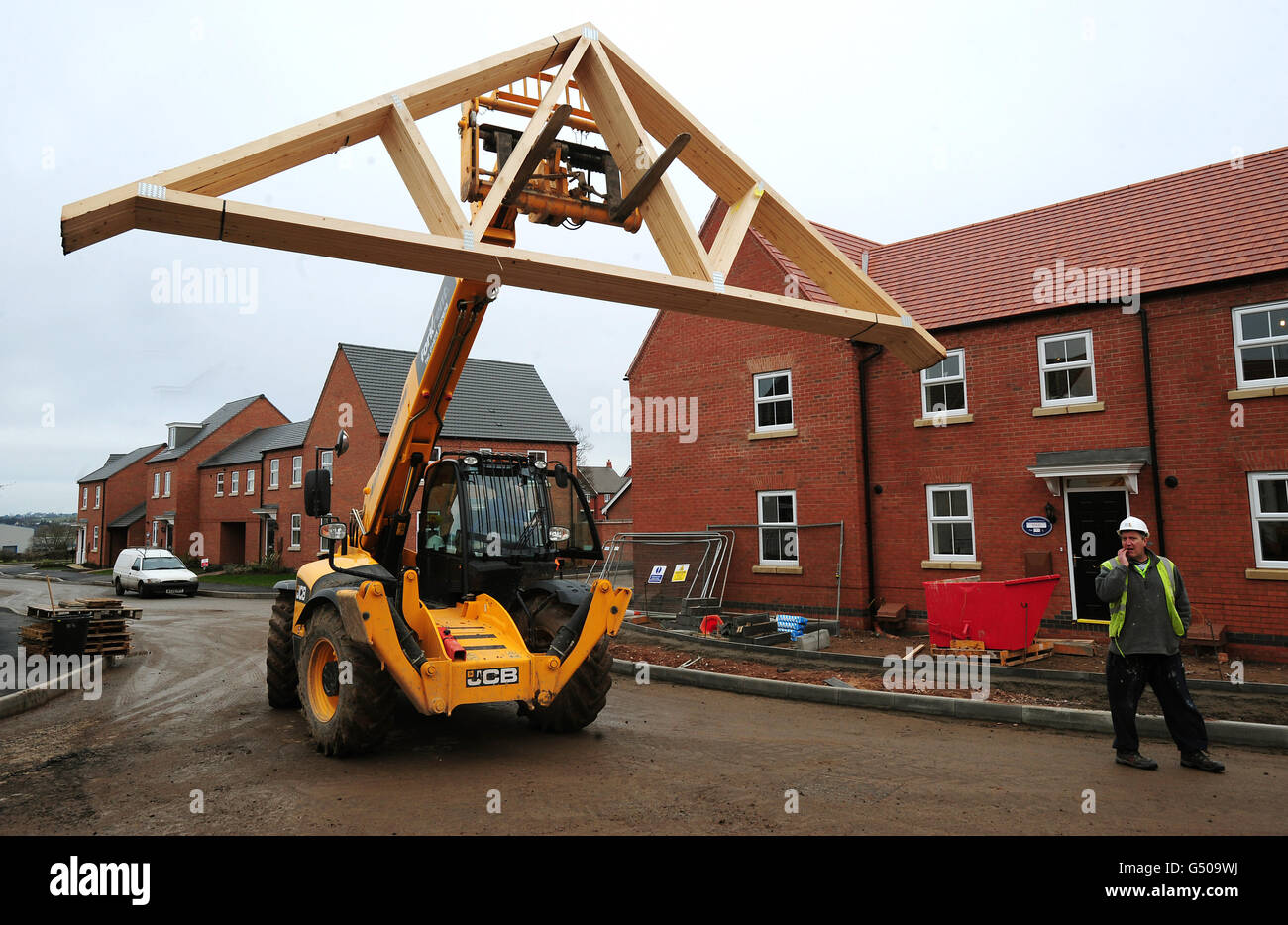 A general view of workers building new houses in Derbyshire Stock Photo ...