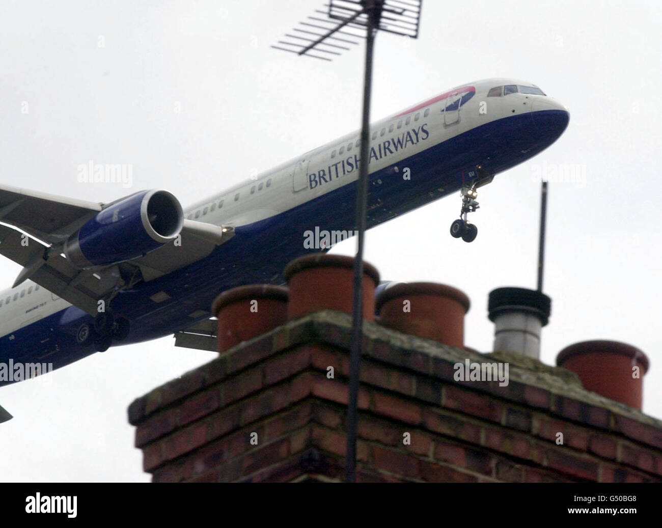 Heathrow British Airways. A British Airways jet arrives over the roof ...