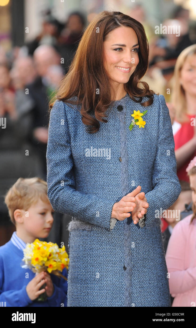 Queen elizabeth ii visit fortnum mason in london hi-res stock ...
