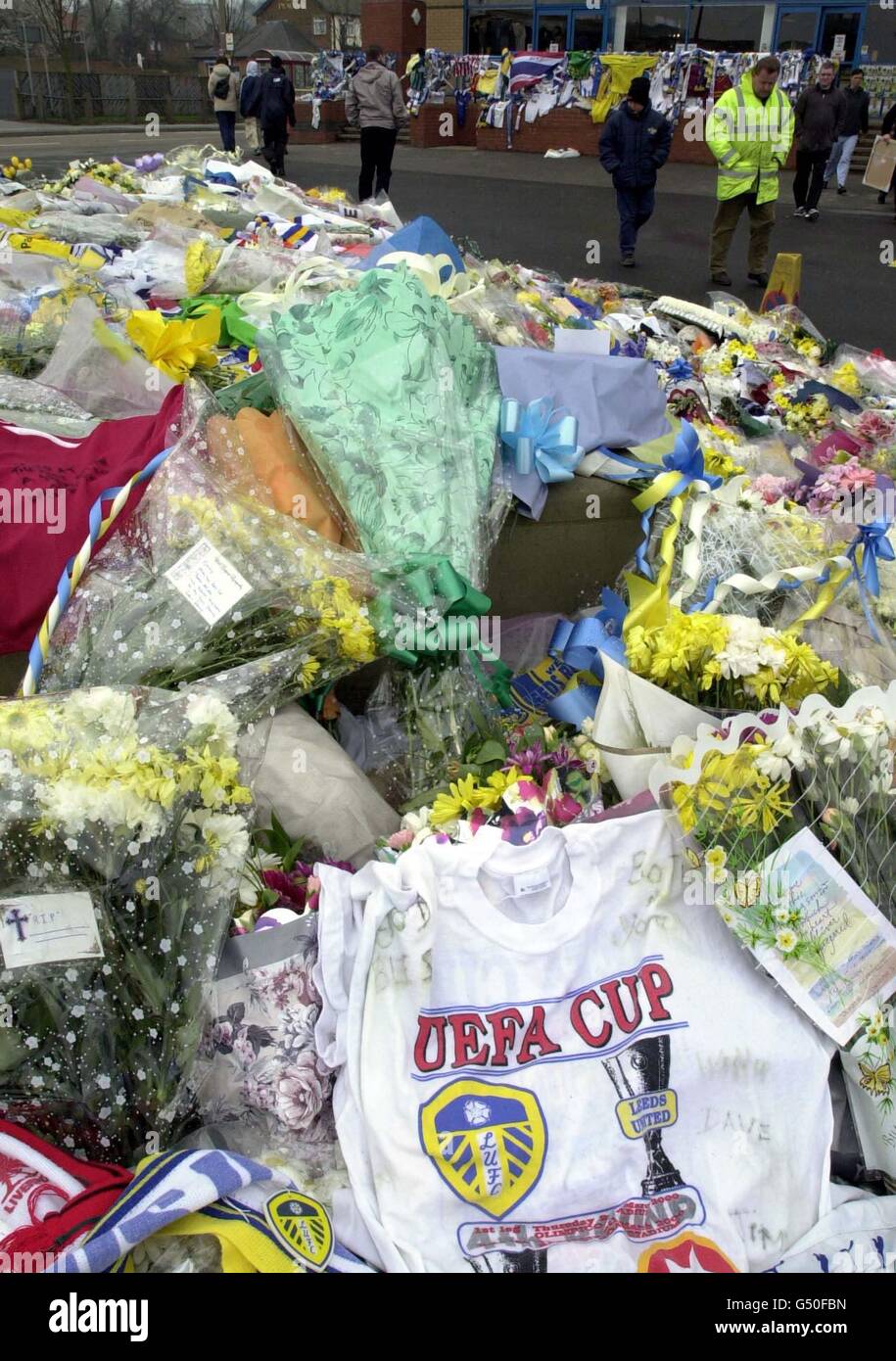 Sport football death floral tributes statue hi-res stock photography ...