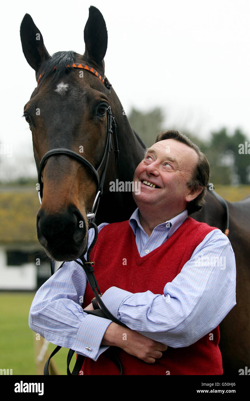 Horse racing nicky henderson stable visit seven barrows stables hi-res ...