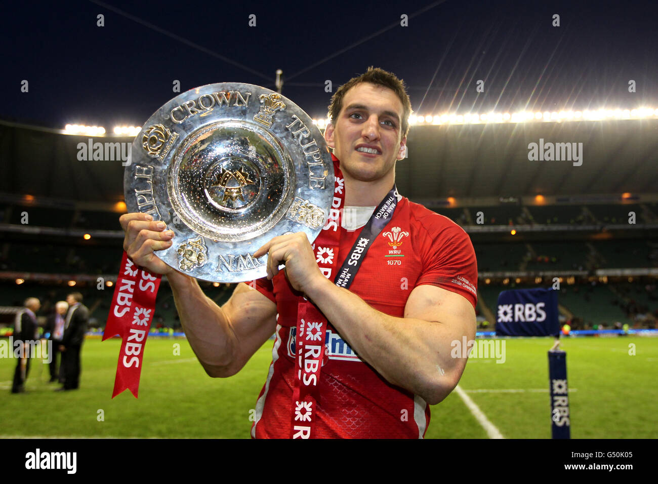 Wales' captain Sam Warburton celebrates with the trophy Stock Photo - Alamy