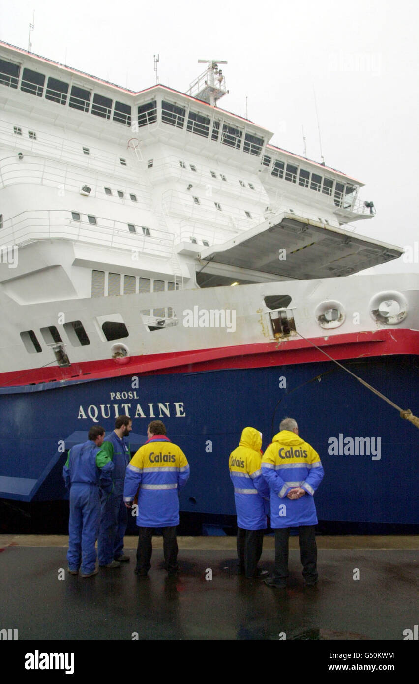 Ferry accident dock workers hi-res stock photography and images - Alamy