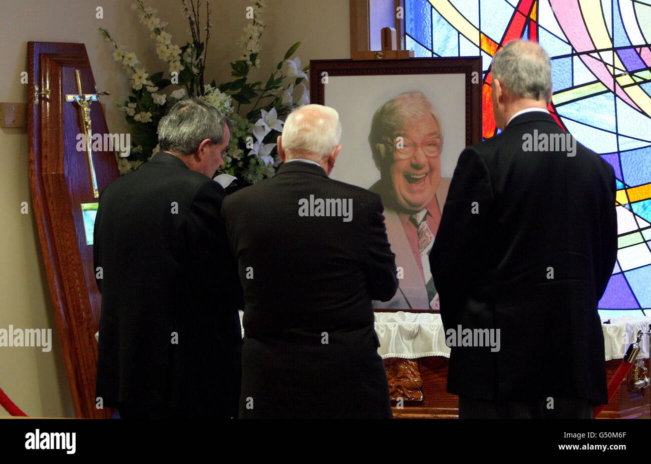People pay their respects to belfast comedian frank carson hi-res stock ...