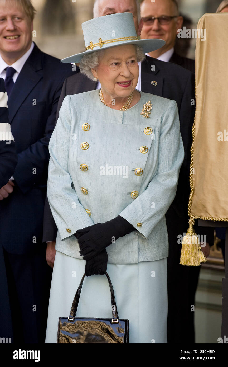 Queen elizabeth ii visit to fortnum mason in london hi-res stock ...