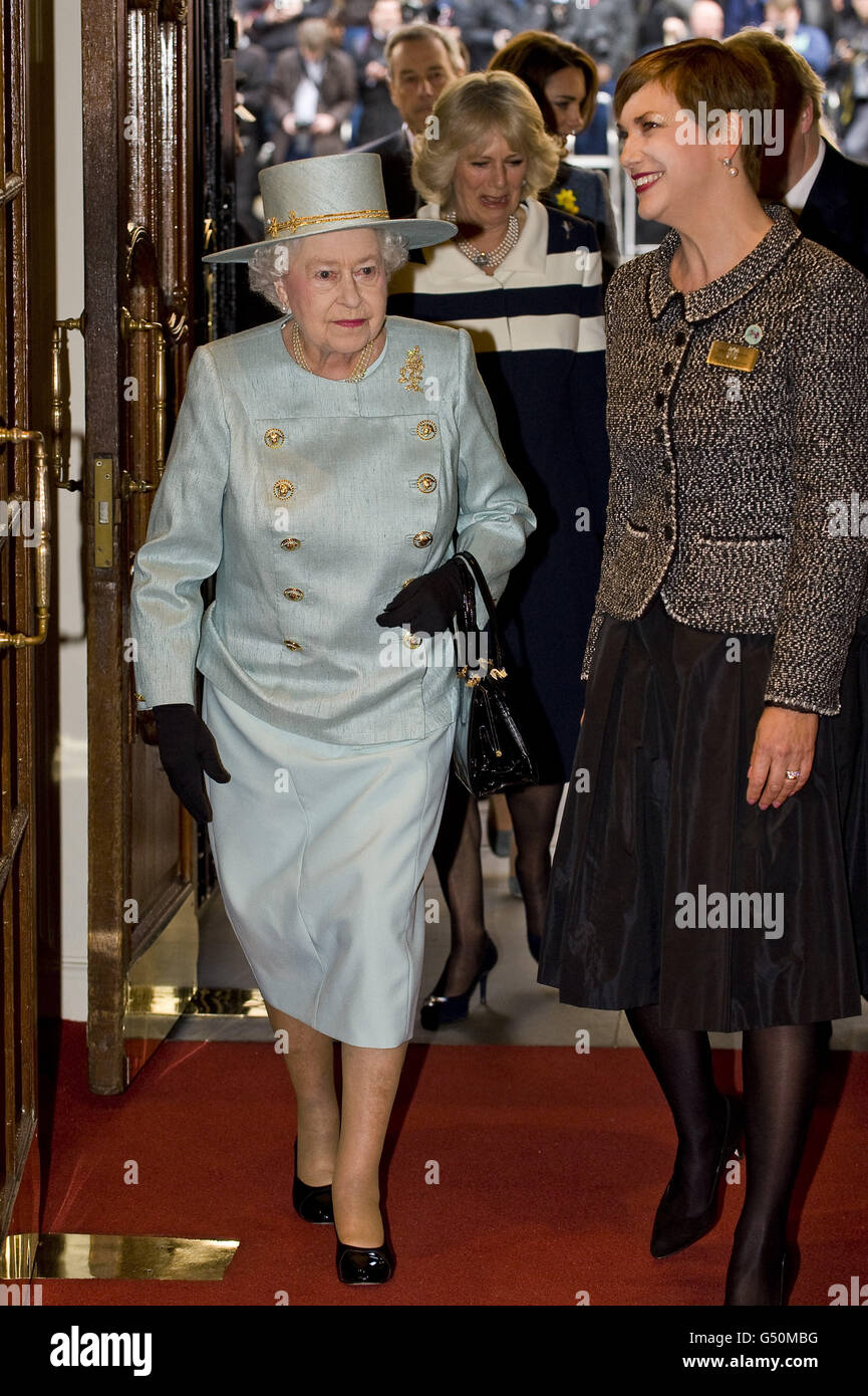 Queen elizabeth ii visit fortnum mason in london hi-res stock ...